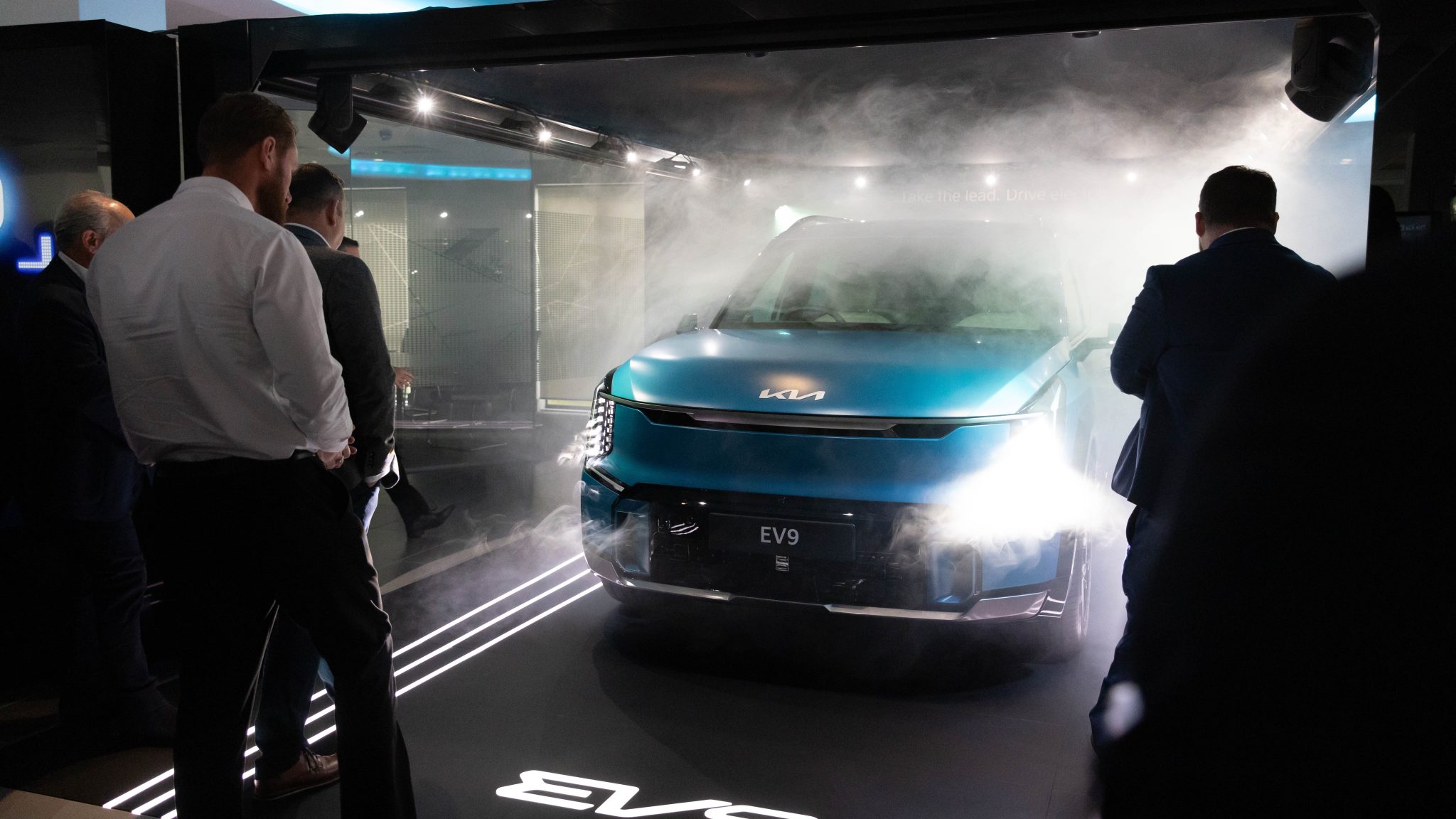 Kia to roll out nationwide 'EV9 Electric Experience' at dealerships ...