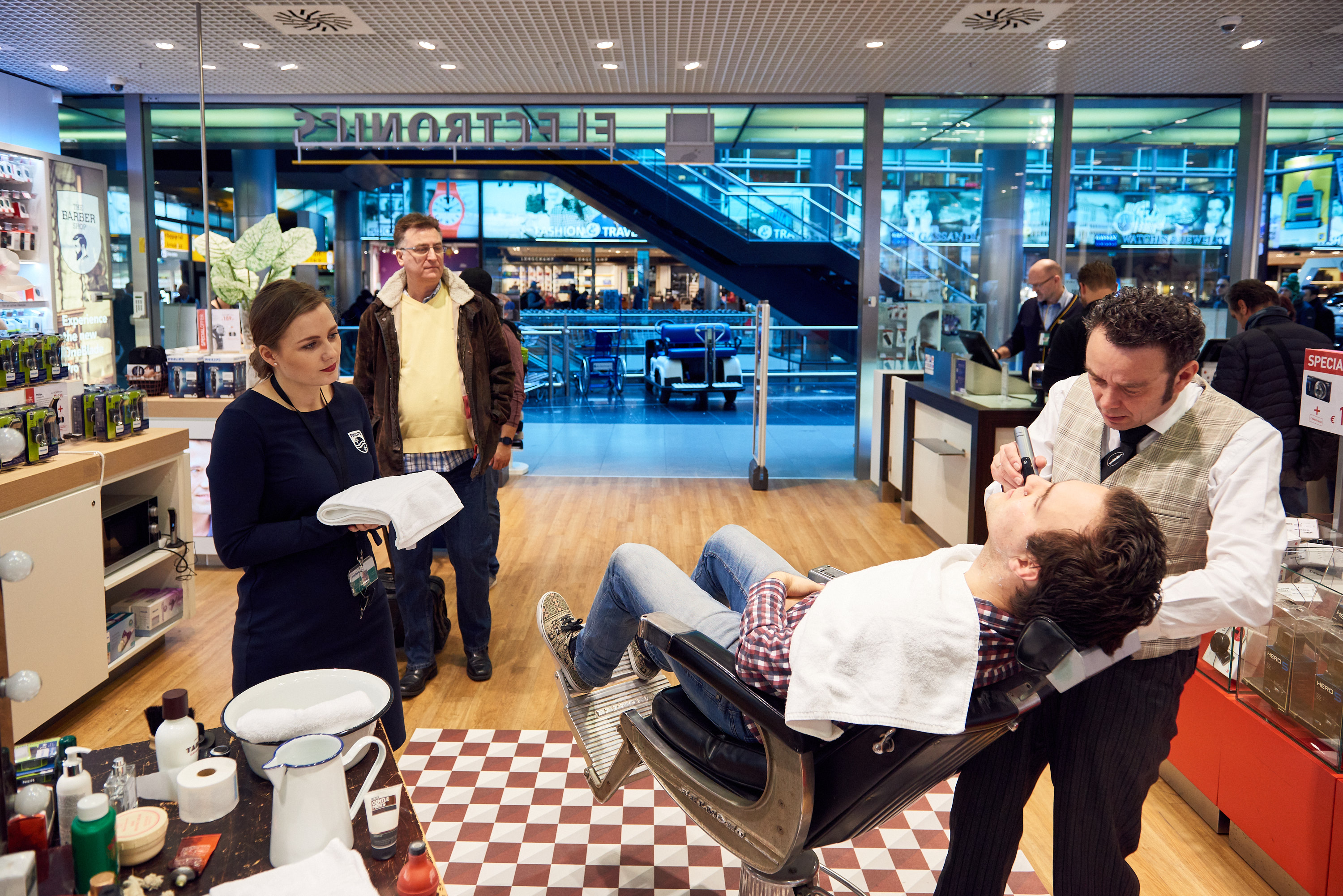 Capi opens pop-up barbershop with Philips