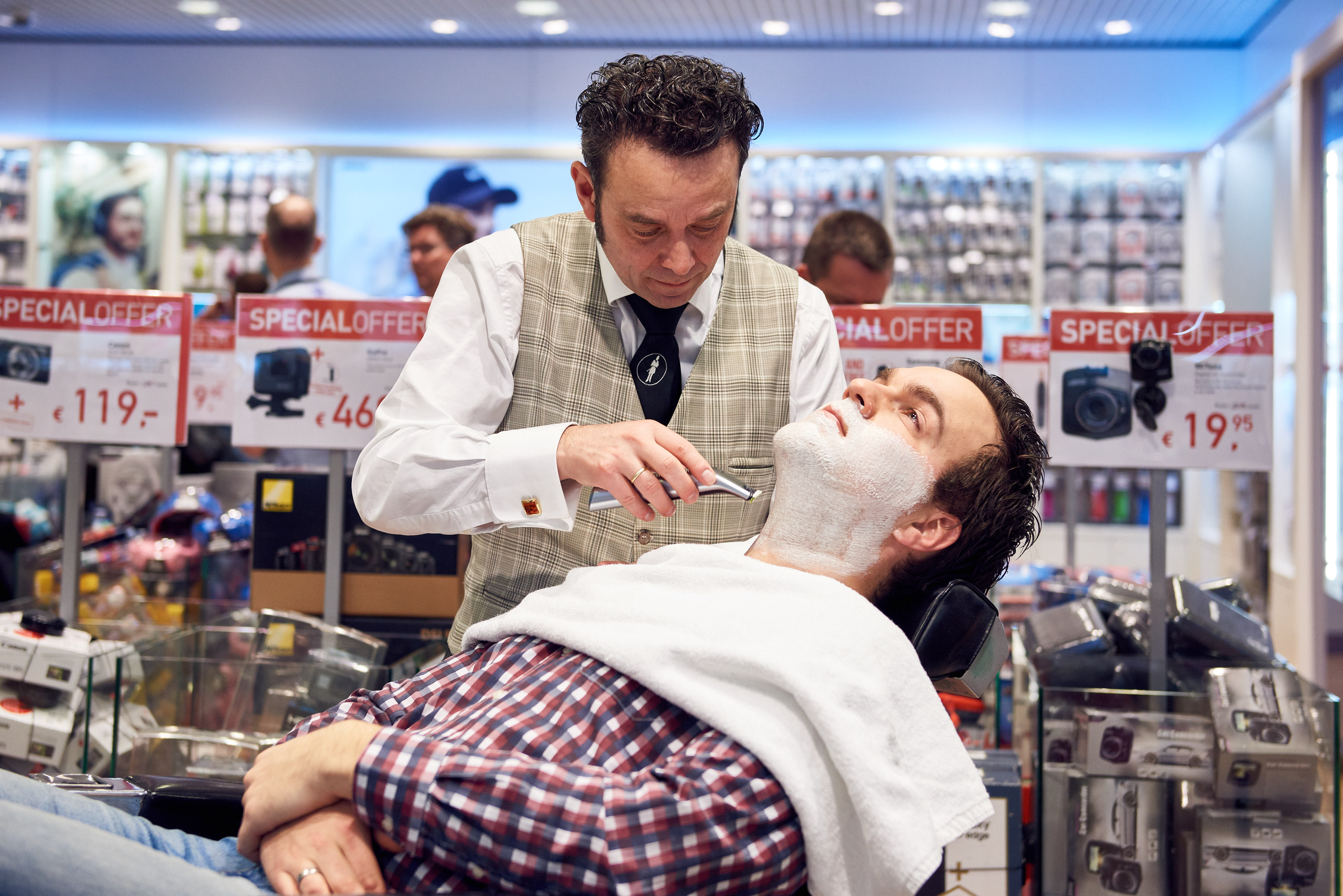 Capi opens pop-up barbershop with Philips