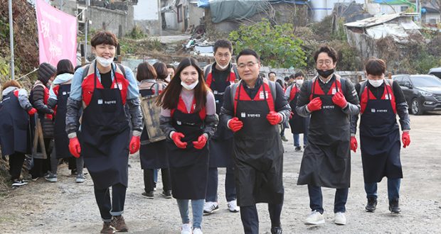Lotte Duty Free CEO joins employees for charity volunteering