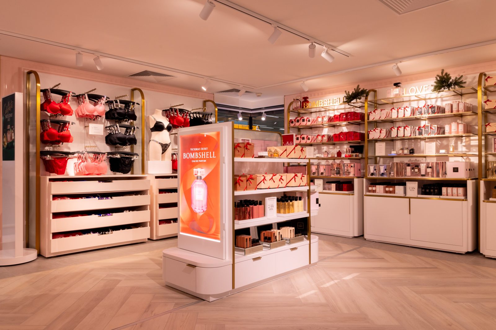 Revamped Victoria's Secret store reopens at Schiphol Airport