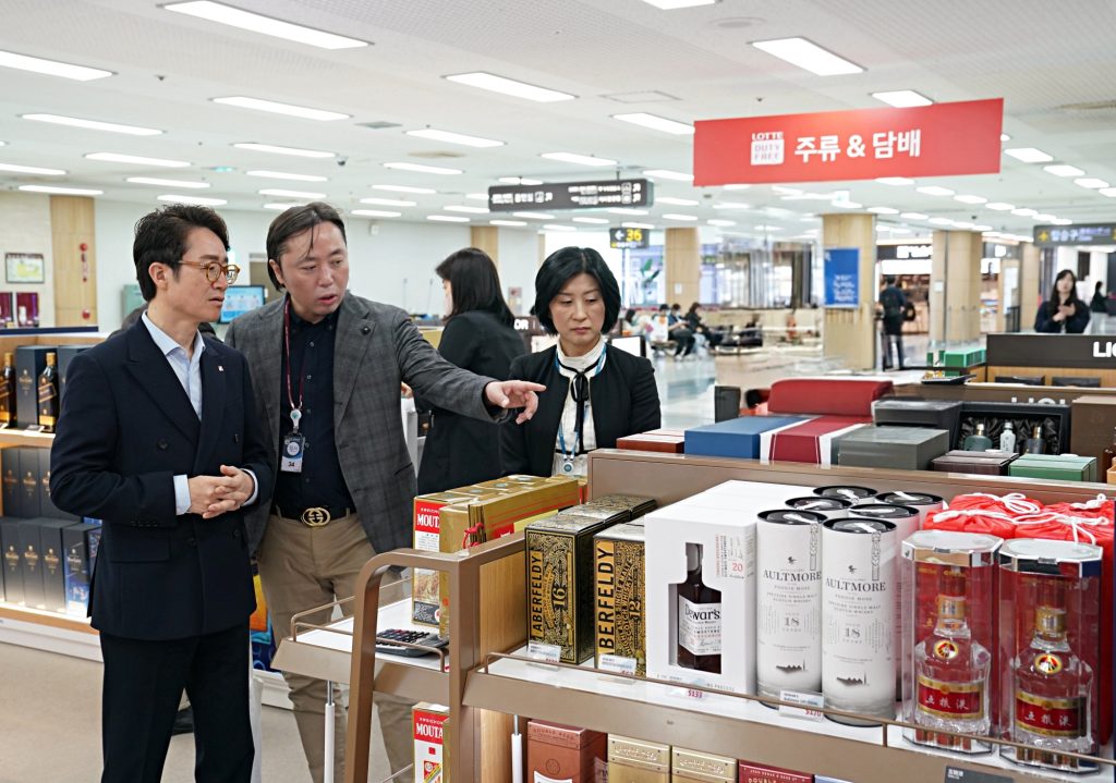 Lotte Duty Free opens liquor and tobacco store at Gimpo Airport