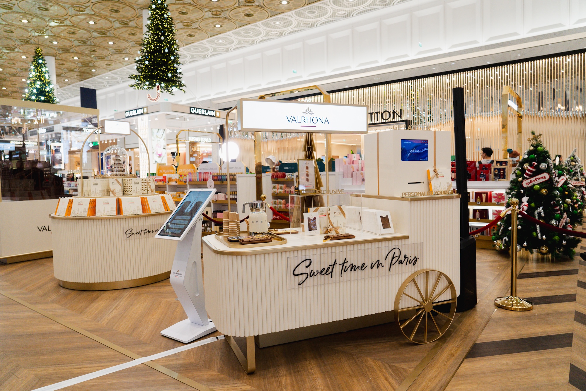 Valrhona Paris CDG pop-up pays homage to Notre-Dame reopening